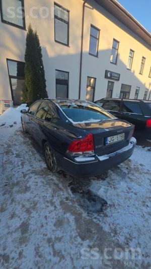 Zils Volvo S60 2004 Rīga, ar dzinēja tilpumu 2.40 L un nobraukumu 255 tūkst. km par 1700 €, foto  vietnē AUTOMOTO.COM.LV