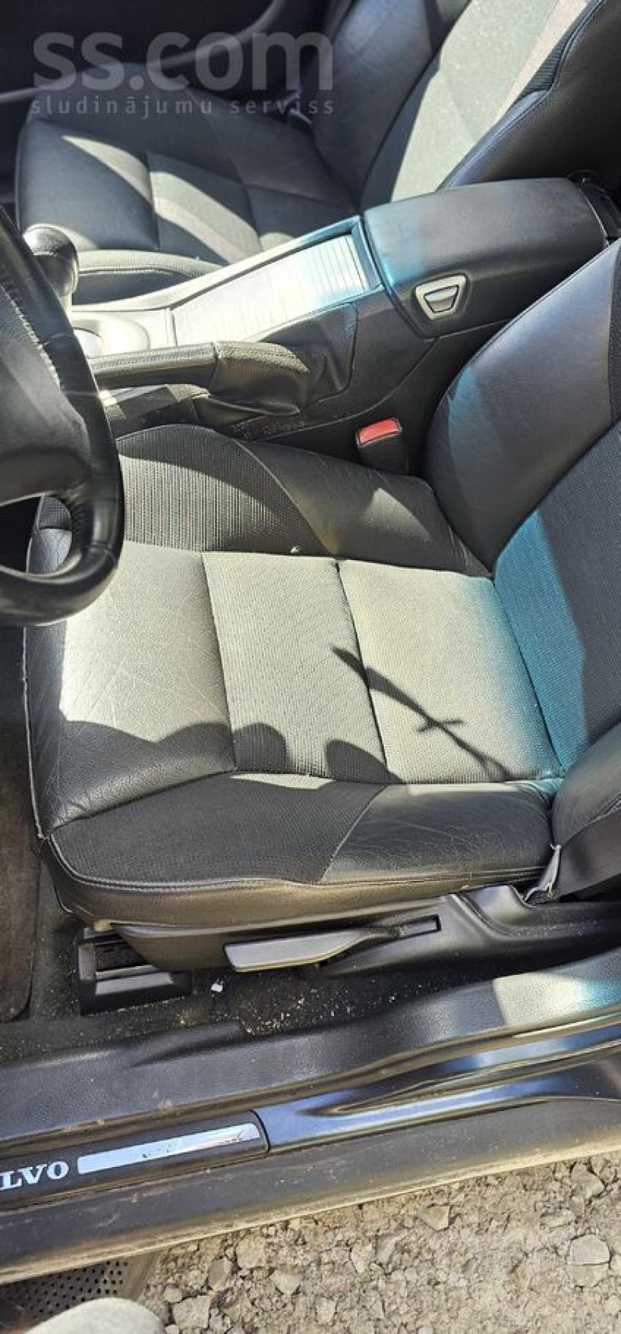 Blue Volvo S60 2004 in Jelgava, with an engine capacity of 2.40 L and mileage of 333 thousand km for 2350 €, photo 7 on AUTOMOTO.COM.LV