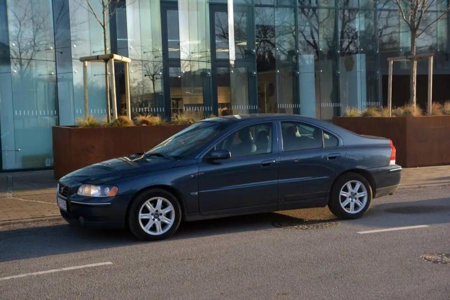 Blue Volvo S60 2004 in Riga, with an engine capacity of 2.40 L and mileage of 255 thousand km for 2900 €, photo 1 on AUTOMOTO.COM.LV