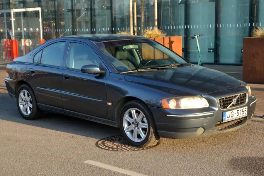 Blue Volvo S60 2004 in Riga, with an engine capacity of 2.40 L and mileage of 255 thousand km for 2900 €, photo 3 on AUTOMOTO.COM.LV