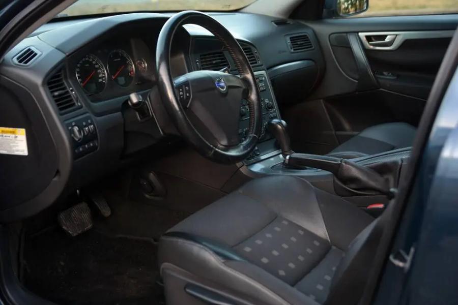 Blue Volvo S60 2004 in Riga, with an engine capacity of 2.40 L and mileage of 255 thousand km for 2900 €, photo 17 on AUTOMOTO.COM.LV
