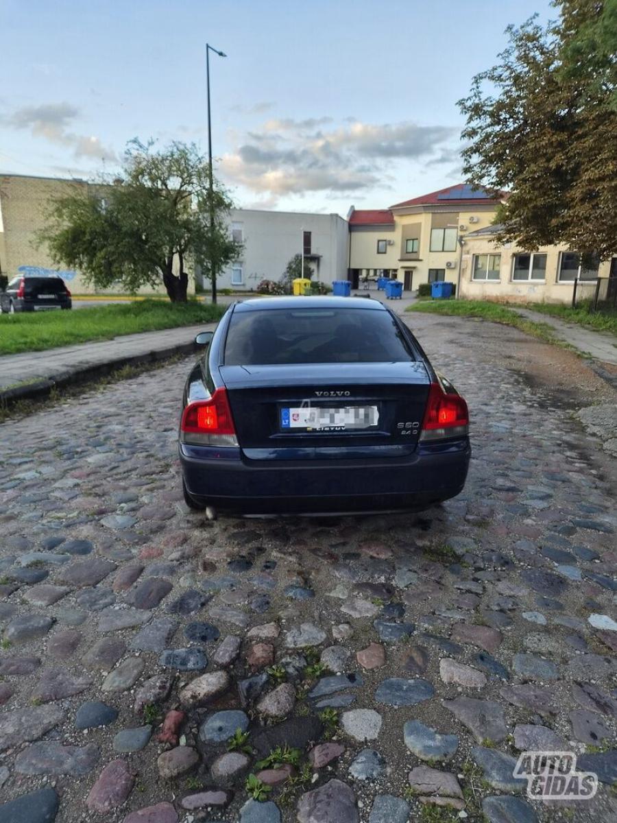 Blue Volvo S60 2004 in Alytus, with an engine capacity of 2.40 L and mileage of 422 thousand km for 1499 €, photo 6 on AUTOMOTO.COM.LV