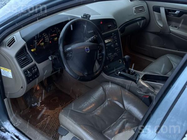 Blue Volvo S60 2004 in Jelgava, with an engine capacity of 2.40 L and mileage of 376 thousand km for 1700 €, photo 8 on AUTOMOTO.COM.LV