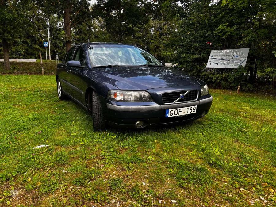 Zils Volvo S60 2004 Šauļi, ar dzinēja tilpumu 2.40 L un nobraukumu 0 tūkst. km par 1100 €, foto 1 vietnē AUTOMOTO.COM.LV
