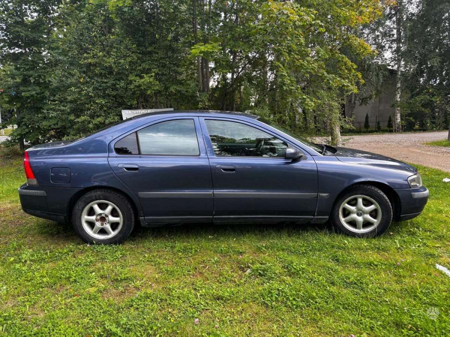 Zils Volvo S60 2004 Šauļi, ar dzinēja tilpumu 2.40 L un nobraukumu 0 tūkst. km par 1100 €, foto 3 vietnē AUTOMOTO.COM.LV