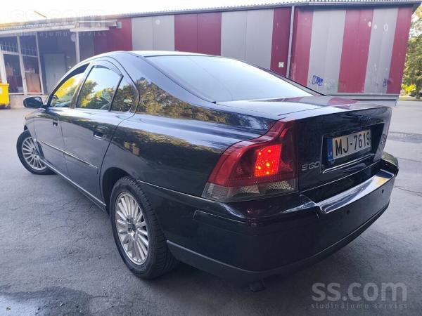 Zils Volvo S60 2005 Rīga, ar dzinēja tilpumu 2.40 L un nobraukumu 249 tūkst. km par 2250 €, foto 4 vietnē AUTOMOTO.COM.LV