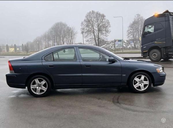 Zils Volvo S60 2005 Tauragė, ar dzinēja tilpumu 2.40 L un nobraukumu 320 tūkst. km par 1580 €, foto 3 vietnē AUTOMOTO.COM.LV
