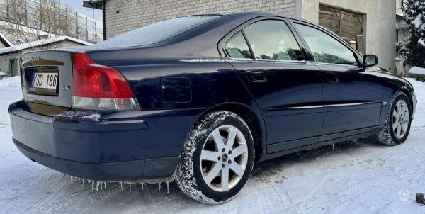 Blue Volvo S60 2005 in Vilnius, with an engine capacity of 2.40 L and mileage of 314 thousand km for 1890 €, photo 4 on AUTOMOTO.COM.LV