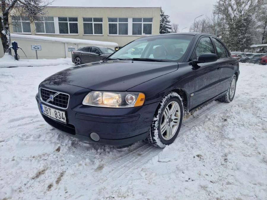 Zils Volvo S60 2005 Viļņa, ar dzinēja tilpumu 2.44 L un nobraukumu 230 tūkst. km par 1450 €, foto 1 vietnē AUTOMOTO.COM.LV