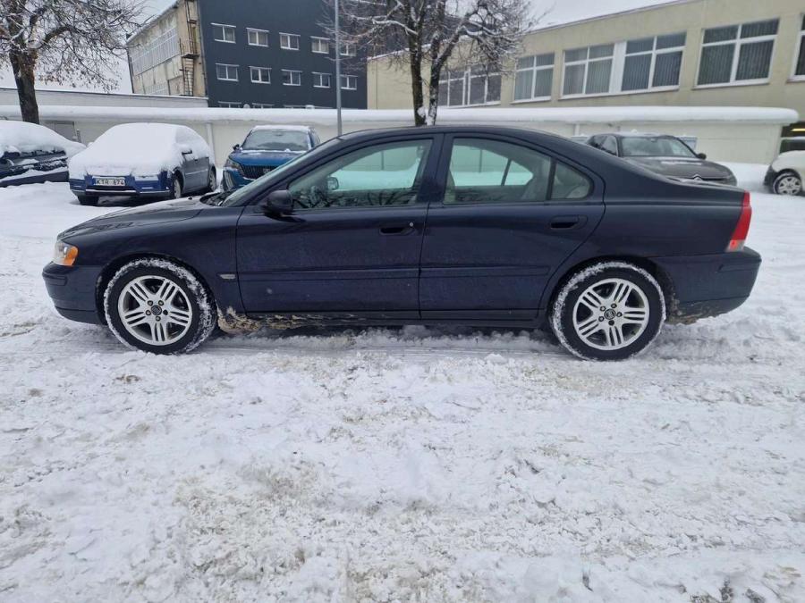 Zils Volvo S60 2005 Viļņa, ar dzinēja tilpumu 2.44 L un nobraukumu 230 tūkst. km par 1450 €, foto 2 vietnē AUTOMOTO.COM.LV