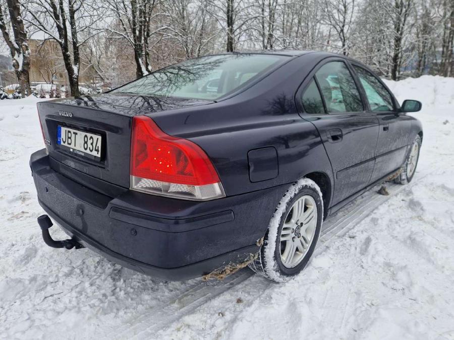Zils Volvo S60 2005 Viļņa, ar dzinēja tilpumu 2.44 L un nobraukumu 230 tūkst. km par 1450 €, foto 4 vietnē AUTOMOTO.COM.LV