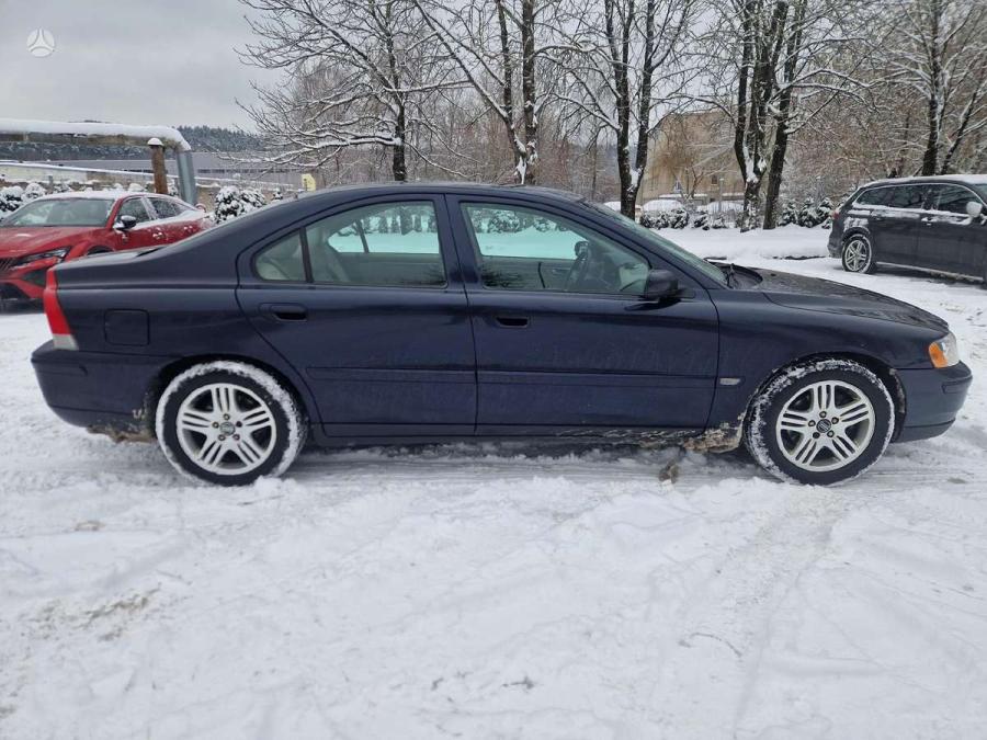 Zils Volvo S60 2005 Viļņa, ar dzinēja tilpumu 2.44 L un nobraukumu 230 tūkst. km par 1450 €, foto 5 vietnē AUTOMOTO.COM.LV
