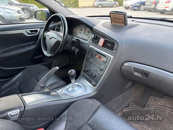 Blue Volvo S60 2005 in Tallinn, with an engine capacity of 2.40 L and mileage of 372 thousand km for 1399 €, photo 8 on AUTOMOTO.COM.LV