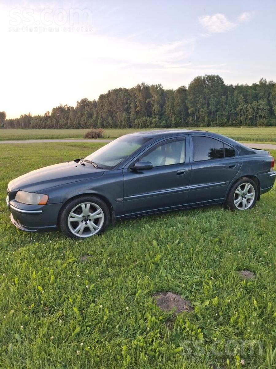 Zils Volvo S60 2005 Ogre, ar dzinēja tilpumu 2.40 L un nobraukumu 313 tūkst. km par 1650 €, foto 1 vietnē AUTOMOTO.COM.LV