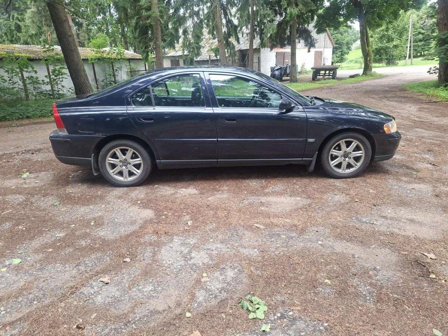 Blue Volvo S60 2005 in Taurage, with an engine capacity of 2.40 L and mileage of 300 thousand km for 1890 €, photo 4 on AUTOMOTO.COM.LV