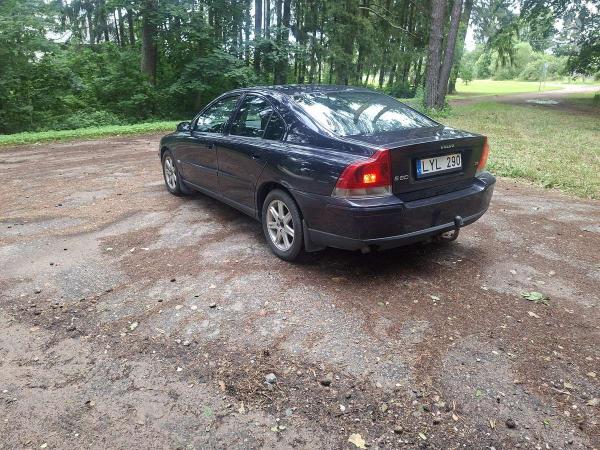 Zils Volvo S60 2005 Tauragė, ar dzinēja tilpumu 2.40 L un nobraukumu 300 tūkst. km par 1890 €, foto 5 vietnē AUTOMOTO.COM.LV