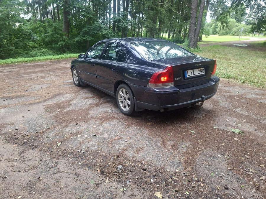 Blue Volvo S60 2005 in Taurage, with an engine capacity of 2.40 L and mileage of 300 thousand km for 1890 €, photo 6 on AUTOMOTO.COM.LV