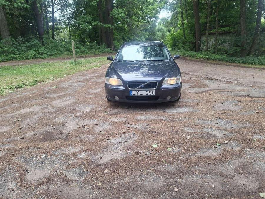 Blue Volvo S60 2005 in Taurage, with an engine capacity of 2.40 L and mileage of 300 thousand km for 1890 €, photo 8 on AUTOMOTO.COM.LV