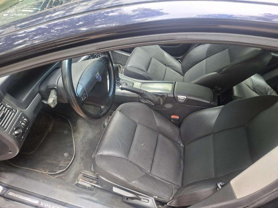 Blue Volvo S60 2005 in Taurage, with an engine capacity of 2.40 L and mileage of 300 thousand km for 1890 €, photo 11 on AUTOMOTO.COM.LV