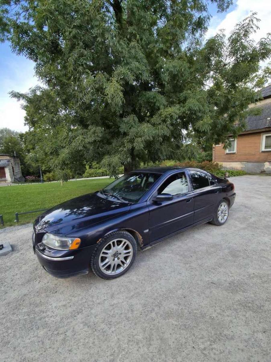 Zils Volvo S60 2005 Viļņa, ar dzinēja tilpumu 2.40 L un nobraukumu 283 tūkst. km par 1500 €, foto 1 vietnē AUTOMOTO.COM.LV