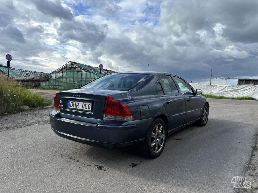 Blue Volvo S60 2005 in Vilnius, with an engine capacity of 2.40 L and mileage of 345 thousand km for 799 €, photo 4 on AUTOMOTO.COM.LV