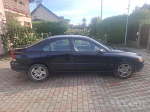 Zils Volvo S60 2005 Rīga, ar dzinēja tilpumu 2.40 L un nobraukumu 292 tūkst. km par 1150 €, foto  vietnē AUTOMOTO.COM.LV