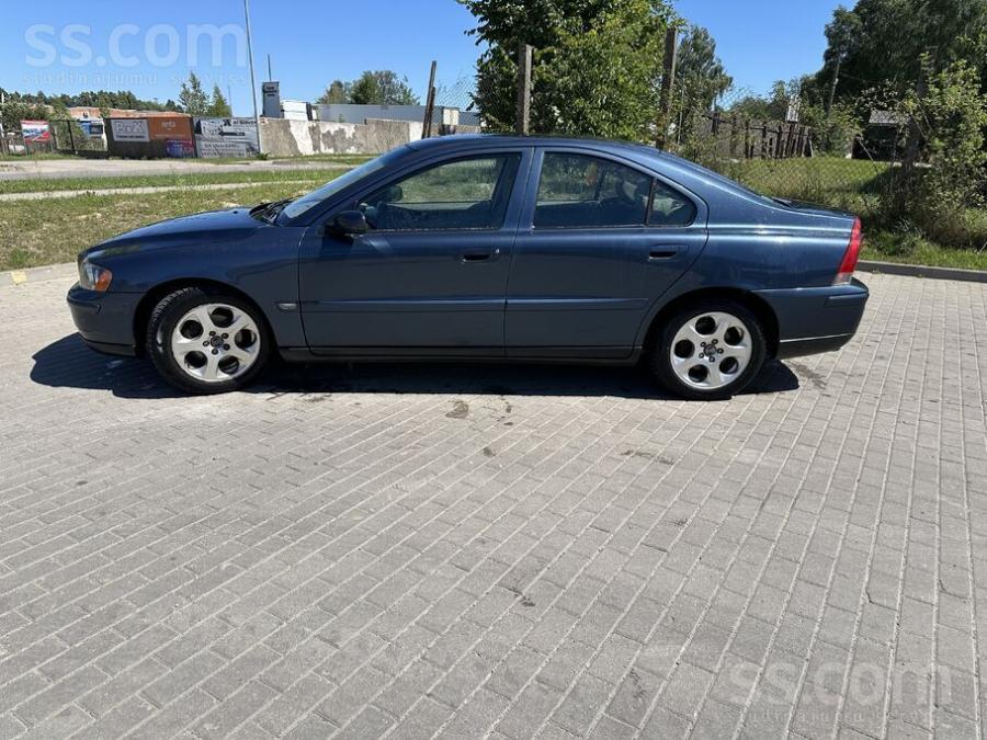 Zils Volvo S60 2005 Rēzekne, ar dzinēja tilpumu 2.40 L un nobraukumu 375 tūkst. km par 1300 €, foto 4 vietnē AUTOMOTO.COM.LV
