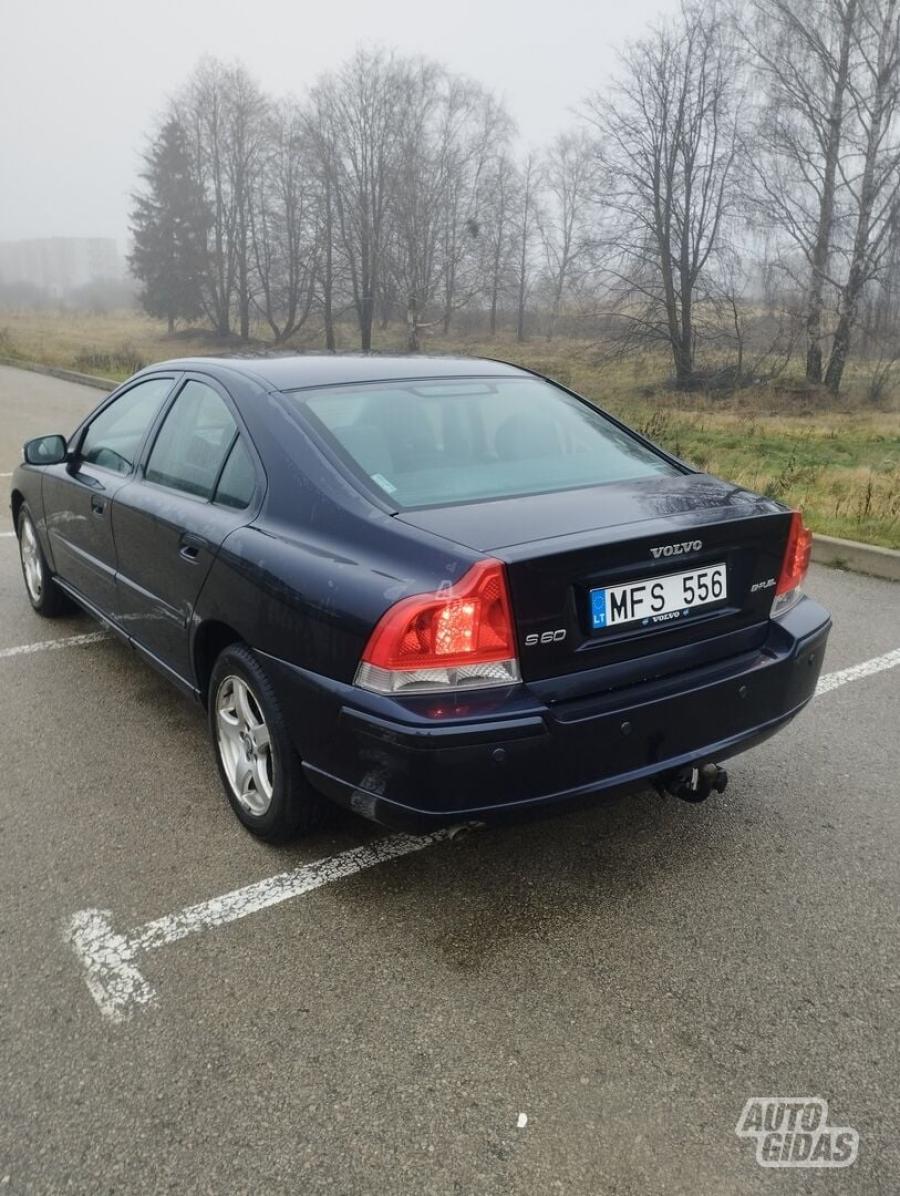 Blue Volvo S60 2006 in Radviliskis, with an engine capacity of 2.40 L and mileage of 238 thousand km for 1800 €, photo 4 on AUTOMOTO.COM.LV