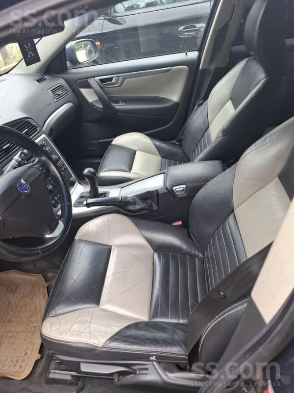 Blue Volvo S60 2006 in Jelgava, with an engine capacity of 2.40 L and mileage of 304 thousand km for 2600 €, photo 6 on AUTOMOTO.COM.LV