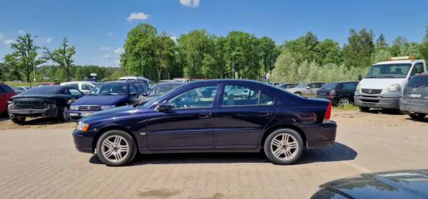 Blue Volvo S60 2006 in Valmiera, with an engine capacity of 2.40 L and mileage of 336 thousand km for 1950 €, photo 5 on AUTOMOTO.COM.LV