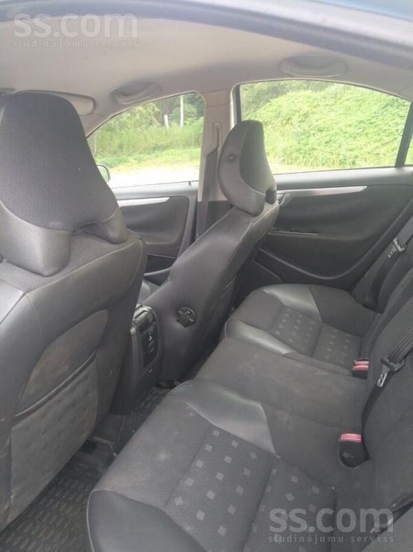 Blue Volvo S60 2006 in Riga, with an engine capacity of 2.40 L and mileage of 382 thousand km for 1650 €, photo 5 on AUTOMOTO.COM.LV