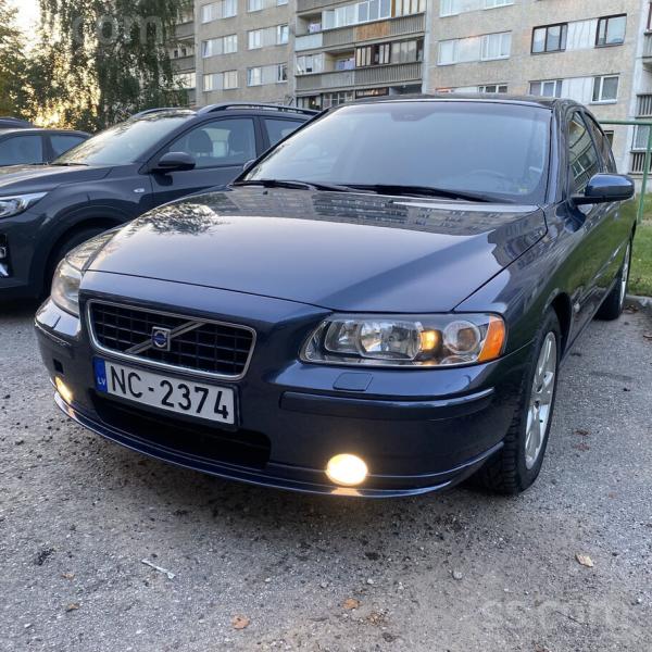 Volvo S60 2006 in Daugavpils on AUTOMOTO.COM.LV Blue Volvo S60 2006 in Daugavpils, with an engine capacity of 2.40 L and mileage of 405 thousand km for 2600 €, photo 1 on AUTOMOTO.COM.LV