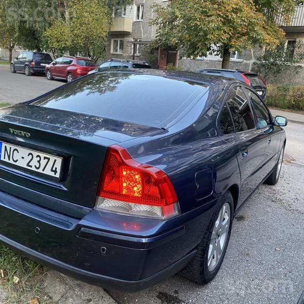 Volvo S60 2006 in Daugavpils on AUTOMOTO.COM.LV Blue Volvo S60 2006 in Daugavpils, with an engine capacity of 2.40 L and mileage of 405 thousand km for 2600 €, photo 8 on AUTOMOTO.COM.LV