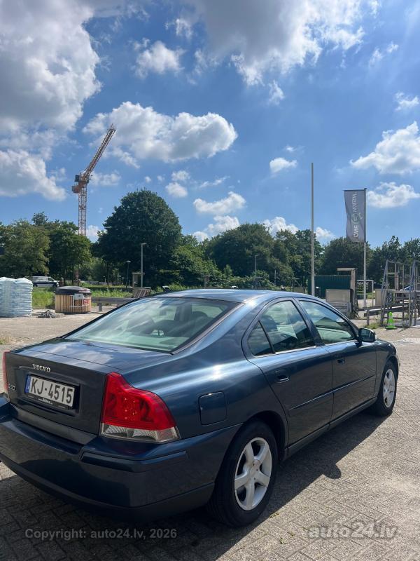 Zils Volvo S60 2007 Rīga, ar dzinēja tilpumu 2.40 L un nobraukumu 273 tūkst. km par 2400 €, foto 2 vietnē AUTOMOTO.COM.LV