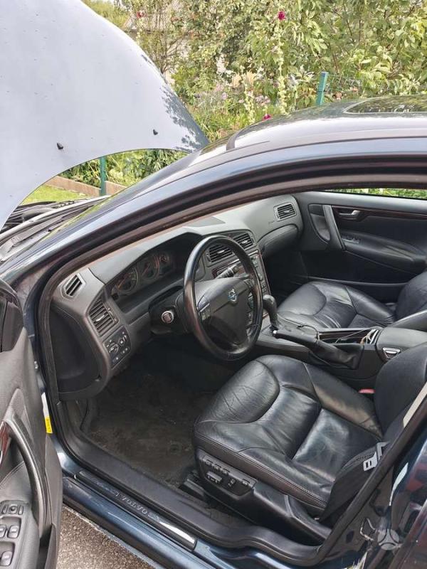Blue Volvo S60 2007 in Telschi, with an engine capacity of 2.52 L and mileage of 239 thousand km for 2300 €, photo 6 on AUTOMOTO.COM.LV