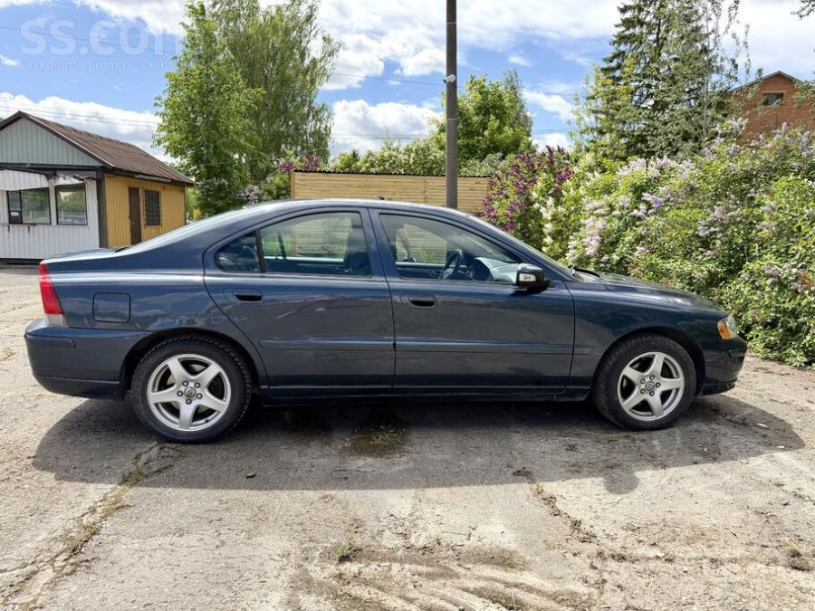 Blue Volvo S60 2008 in Aizkraukle, with an engine capacity of 2.40 L and mileage of 310 thousand km for 2600 €, photo 4 on AUTOMOTO.COM.LV