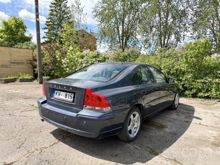 Blue Volvo S60 2008 in Aizkraukle, with an engine capacity of 2.40 L and mileage of 310 thousand km for 2600 €, photo 5 on AUTOMOTO.COM.LV