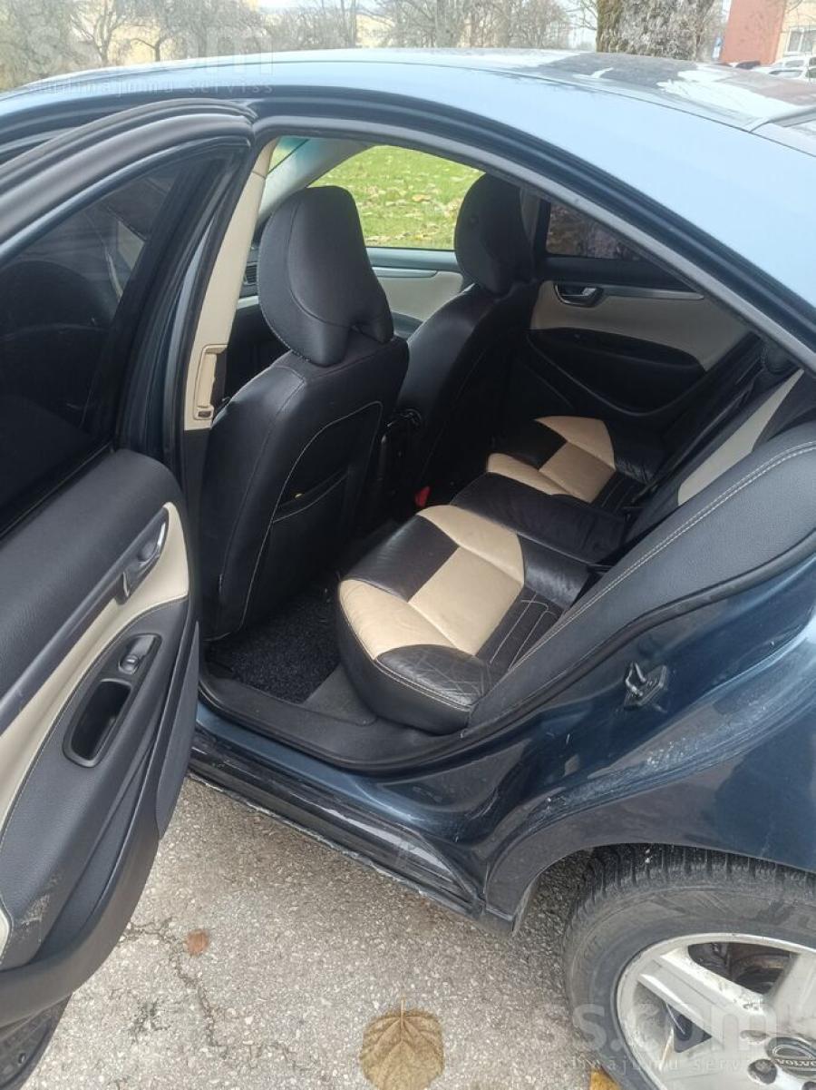 Blue Volvo S60 2009 in Cesis, with an engine capacity of 2.40 L and mileage of 284 thousand km for 4700 €, photo 7 on AUTOMOTO.COM.LV