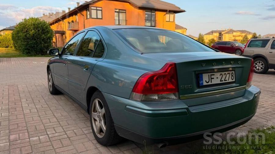 Blue Volvo S60 2009 in Riga, with an engine capacity of 2.40 L and mileage of 293 thousand km for 2900 €, photo 5 on AUTOMOTO.COM.LV