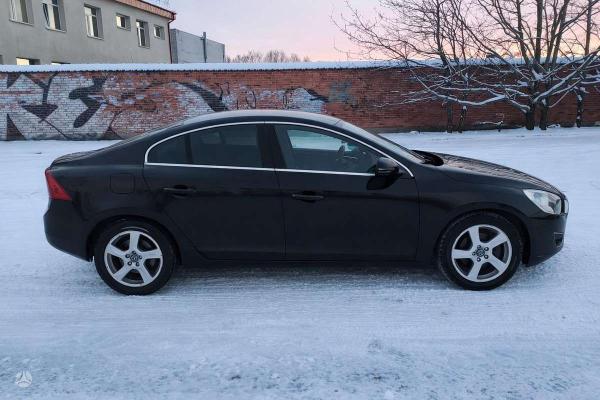 Zils Volvo S60 2010 Šauļi, ar dzinēja tilpumu 1.98 L un nobraukumu 380 tūkst. km par 5350 €, foto 8 vietnē AUTOMOTO.COM.LV