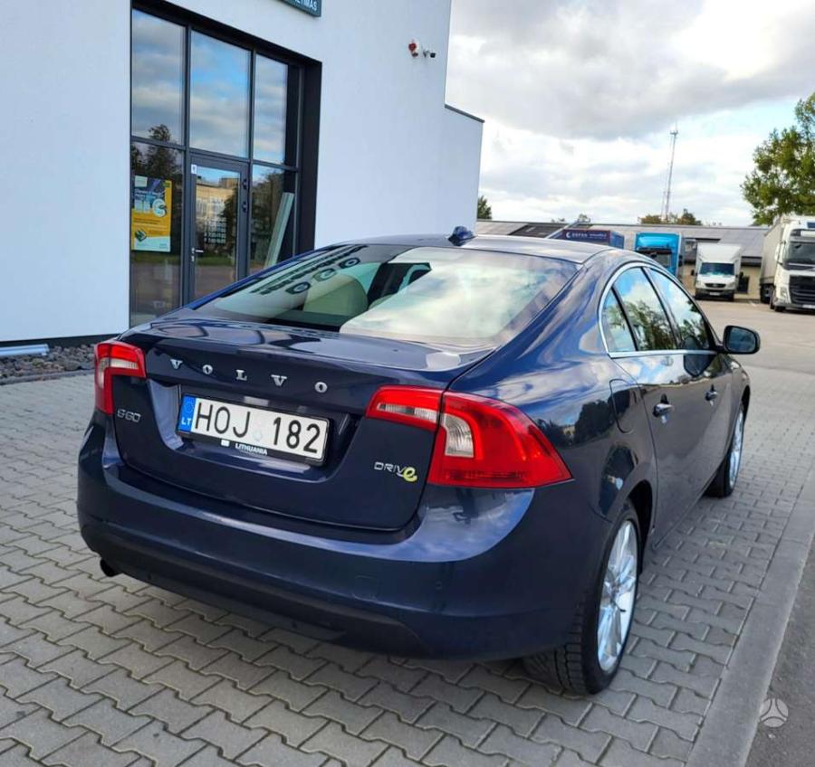 Zils Volvo S60 2011 Šauļi, ar dzinēja tilpumu 1.60 L un nobraukumu 370 tūkst. km par 3950 €, foto 17 vietnē AUTOMOTO.COM.LV