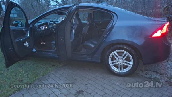 Zils Volvo S60 2012 Tallina, ar dzinēja tilpumu 2.40 L un nobraukumu 192 tūkst. km par 8600 €, foto 5 vietnē AUTOMOTO.COM.LV