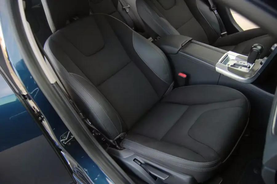 Blue Volvo S60 2012 in Jekabpils, with an engine capacity of 2.00 L and mileage of 235 thousand km for 6900 €, photo 14 on AUTOMOTO.COM.LV