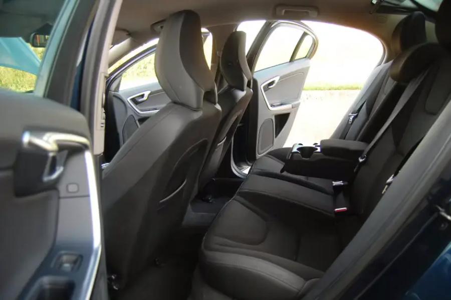 Blue Volvo S60 2012 in Jekabpils, with an engine capacity of 2.00 L and mileage of 235 thousand km for 6900 €, photo 17 on AUTOMOTO.COM.LV