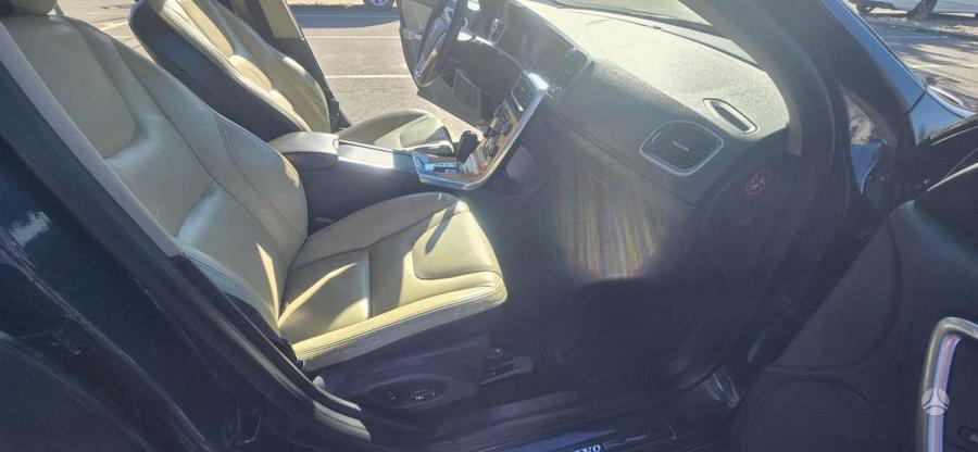 Blue Volvo S60 2012 in Vilnius, with an engine capacity of 2.49 L and mileage of 276 thousand km for 6400 €, photo 11 on AUTOMOTO.COM.LV