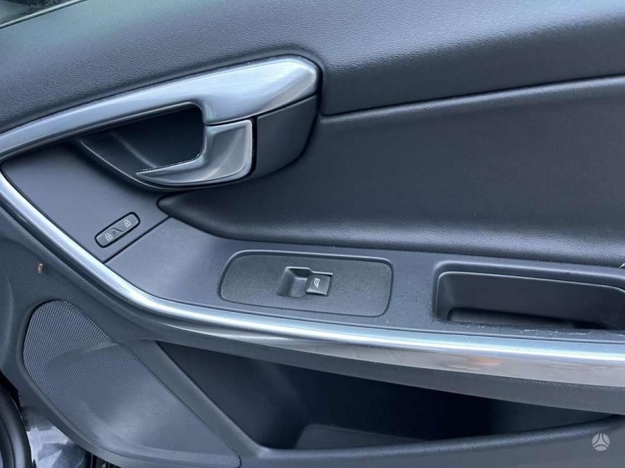 Zils Volvo S60 2014 Trakai, ar dzinēja tilpumu 1.97 L un nobraukumu 291 tūkst. km par 6950 €, foto 38 vietnē AUTOMOTO.COM.LV
