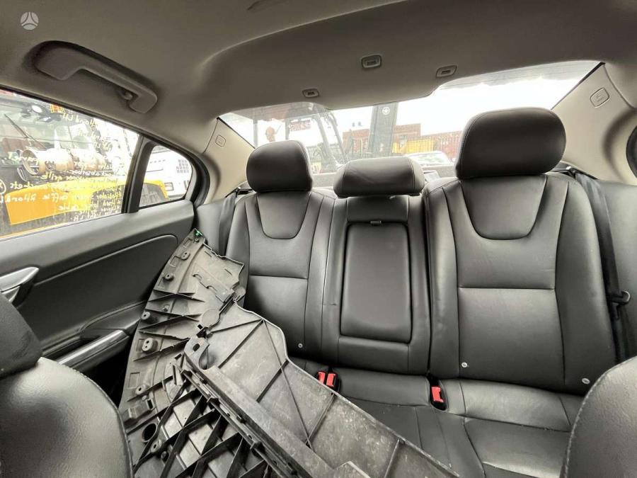 Zils Volvo S60 2016 Viļņa, ar dzinēja tilpumu 1.97 L un nobraukumu 152 tūkst. km par 5800 €, foto 18 vietnē AUTOMOTO.COM.LV
