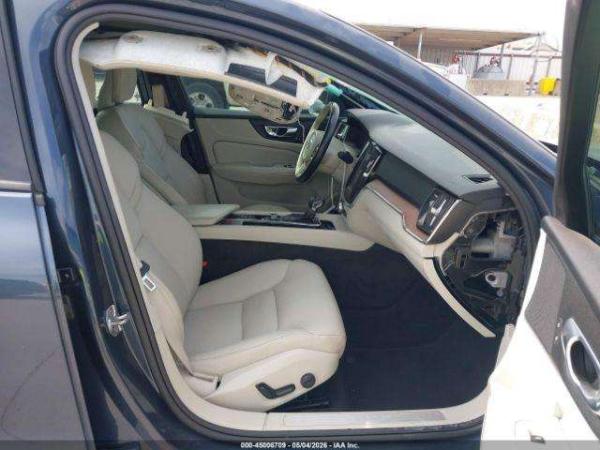 Blue Volvo S60 2019 in Klaipeda, with an engine capacity of 1.97 L and mileage of 76 thousand km for 14100 €, photo 5 on AUTOMOTO.COM.LV