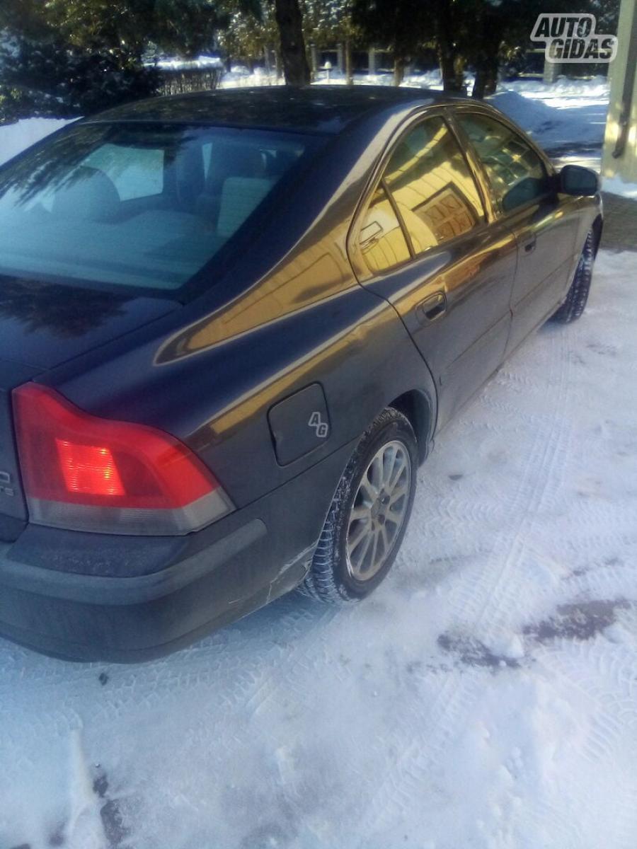 Brown Volvo S60 2001 in Vilnius, with an engine capacity of 2.40 L and mileage of 290 thousand km for 1000 €, photo 1 on AUTOMOTO.COM.LV