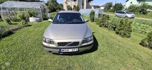 Brūns Volvo S60 2001 Viļņa, ar dzinēja tilpumu 2.40 L un nobraukumu 326 tūkst. km par 1200 €, foto  vietnē AUTOMOTO.COM.LV